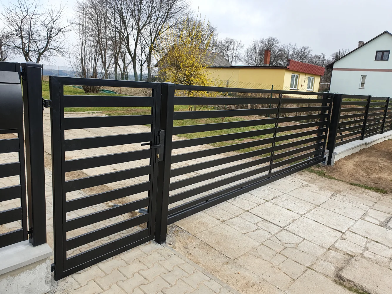 Bramy wjazdowe z furtką – przewodnik po ofercie i cenach